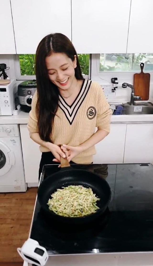 Jisoo ไลฟ์ทำอาหาร ยอดคนดูสูงสุดของรายการ Tasty Square และผักขายหมดอย่าง ...