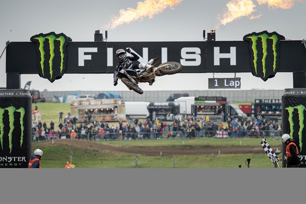 'เรอนูซ์' คว้าชัย การ์ดา ผงาดครองบัลลังก์แชมป์โลก MX2