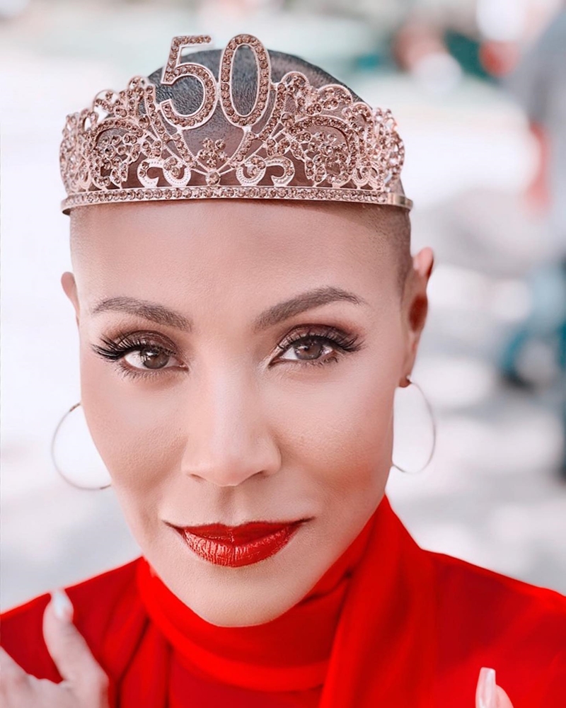 Jada Smith ผ่านการต่อสู้ความเจ็บปวดจิตใจ กว่าจะมายืนอยู่ในลุค หัวโล้น ...