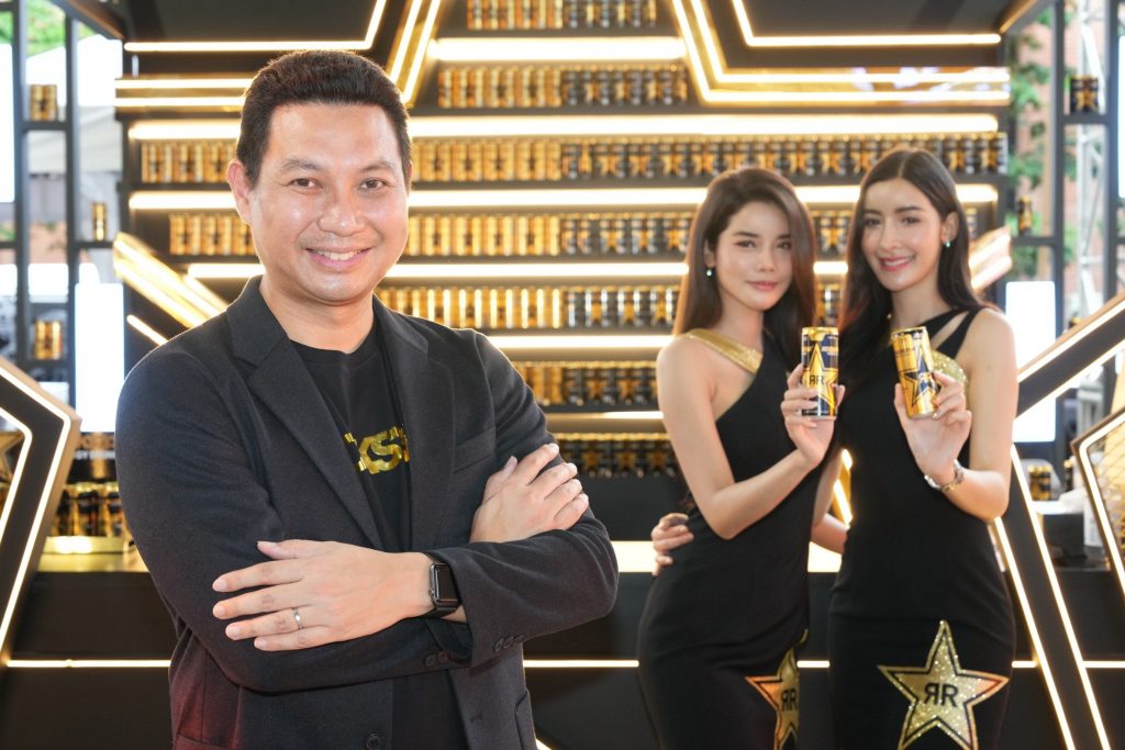 เครื่องดื่ม “Rockstar” แท็กทีม โจอี้บอย และทิลลี่เบิร์ด เช็คอินสยามสแควร์ เป็นกำลังใจให้คนไทยไป ...