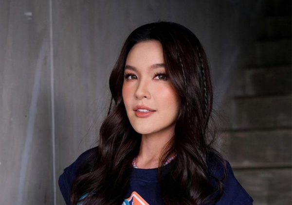 'เปาวลี' แต่งหน้า เปลี่ยนชุดหุ่น "แม่ผึ้ง" รำลึก 31 ปี 'พุ่มพวง ดวงจันทร์'