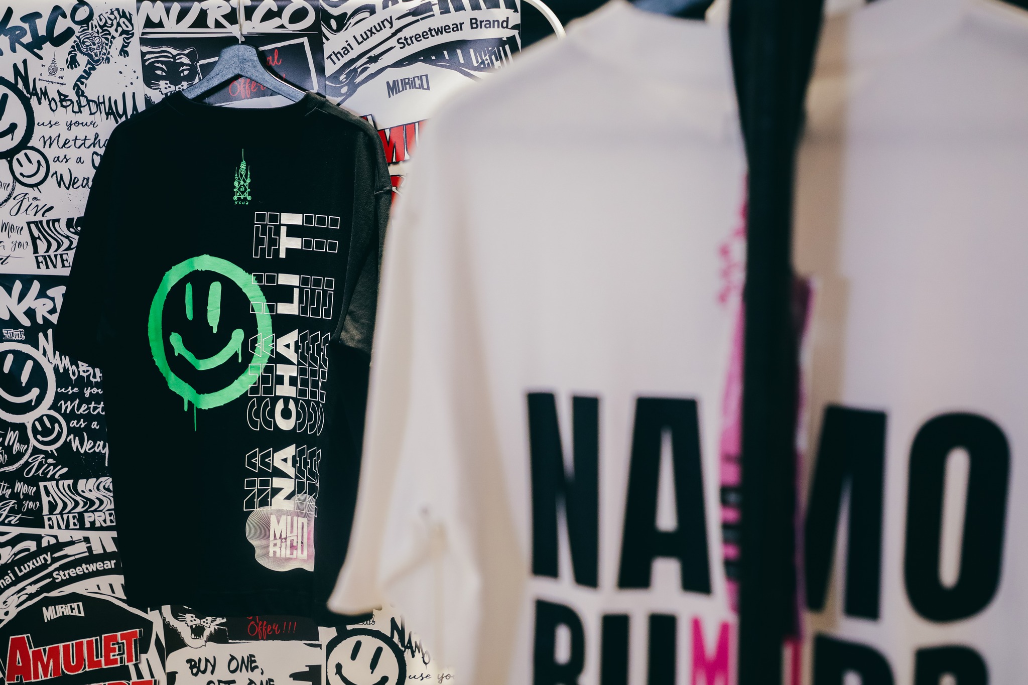 ส่องวันสบายๆ บนเกาะเจจูของ คิมแจจุง ในลุคเสื้อยืดสายมูแบรนด์ไทย