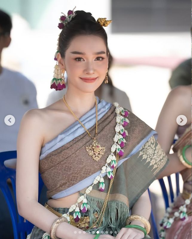 รูปภาพ แต่งหน้าชุดไทย ไปงาน อุ่นไอรัก คลายความหนาว ให้แมทช์กับสีชุดที่ใส่